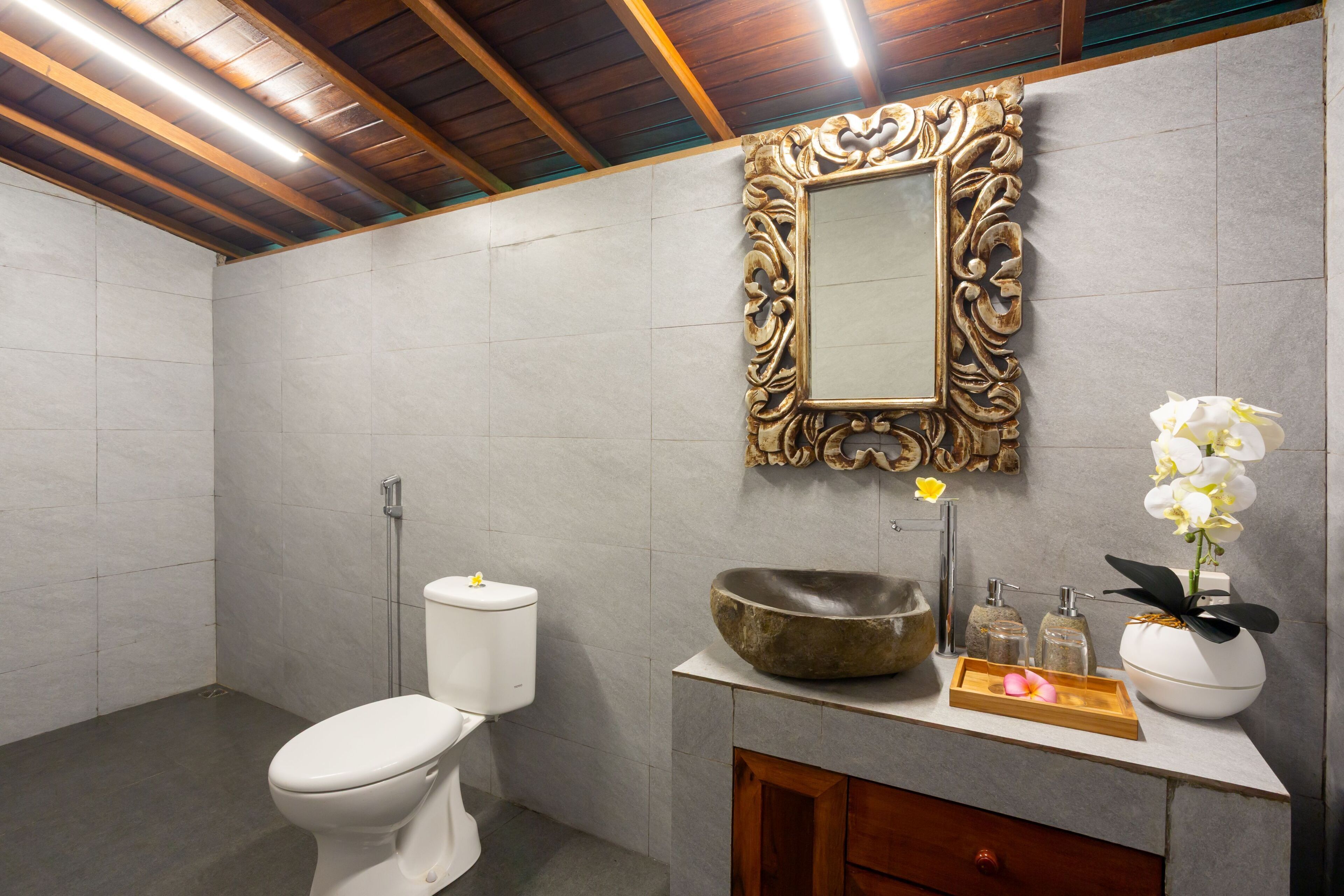 Quarto casal luxo, sacada, vista para o jardim | Banheiro | Produtos de toalete grátis, secador de cabelo, toalhas de banho 