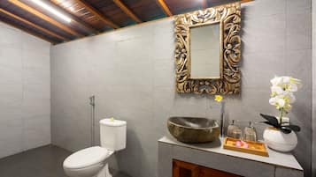 Quarto casal luxo, sacada, vista para o jardim | Banheiro | Produtos de toalete grátis, secador de cabelo, toalhas de banho