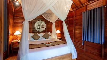 Quarto casal luxo, sacada, vista para o jardim | Escrivaninha, Wi-Fi de cortesia