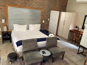 Quarto casal luxo, vista para o jardim | Cofres nos quartos, cortinas blackout, ferros/tábuas de passar roupa