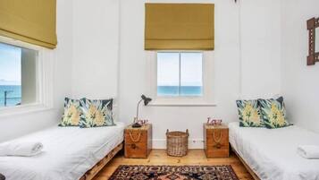 Villa Familiar, pátio, vista para o mar | Cofre no quarto, ferro/tábua de engomar, Wi-fi grátis