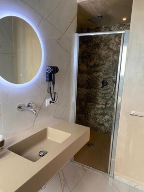 Quarto Económico, varanda | Casa de banho | Artigos de higiene pessoal grátis, um secador de cabelo 