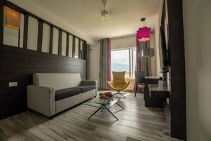 Suite | Sala de estar | Televisor LCD de 32 polegadas com canais por cabo 