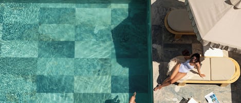 Piscina externa sazonal, guarda-sóis