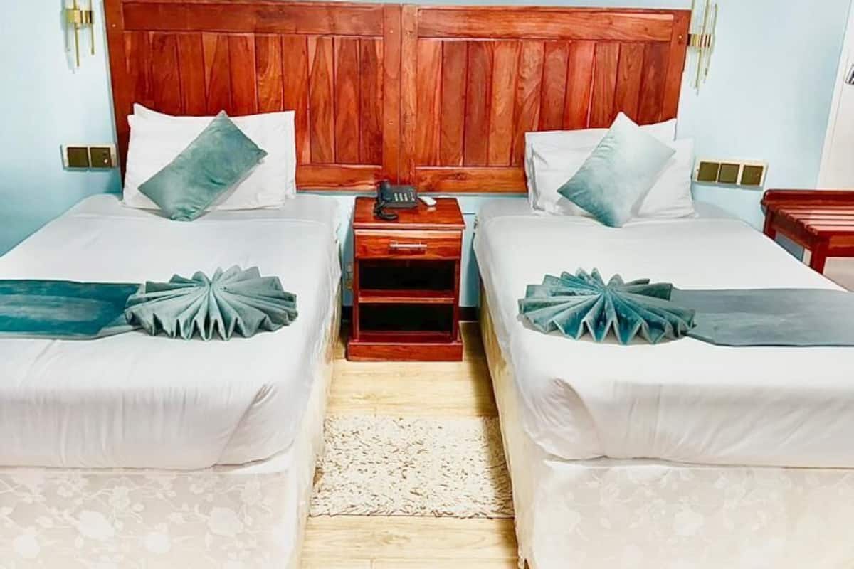 Quarto duplo, vista para a montanha | Escrivaninha, espaço de trabalho para notebook