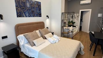 Quarto casal luxo, sacada | Cofres nos quartos, cortinas blackout, Wi-Fi de cortesia