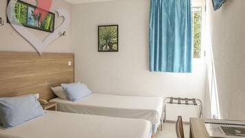 Quarto duplo, vista para o jardim | Cortinas blackout, ferros/tábuas de passar roupa, Wi-Fi de cortesia