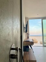 Quarto Superior | Casa de banho | Um polibã, um chuveiro fixo, produtos de higiene exclusivos 