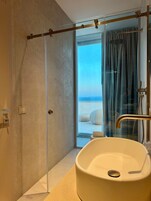 Quarto Superior | Casa de banho | Um polibã, um chuveiro fixo, produtos de higiene exclusivos