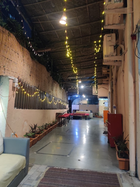 Rooms With Air-conditioning, Private Bathrooms,showers, Tvs,wardrobes. Free Wifi - Pune