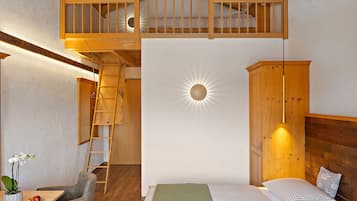 Quarto estilo loft com teto de madeira, beliche, escrivaninha com cadeira e escada para o belo superior.