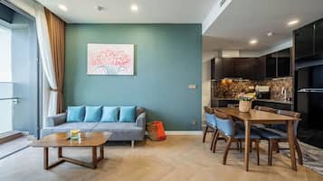 Apartamento Deluxe, 1 quarto, varanda, vista para o rio | Sala de estar