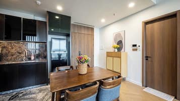 Apartamento Deluxe, 1 quarto, varanda, vista para o rio | Restaurantes