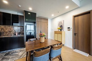 Apartamento luxo, 1 quarto, sacada, vista para o rio | Opções para refeição