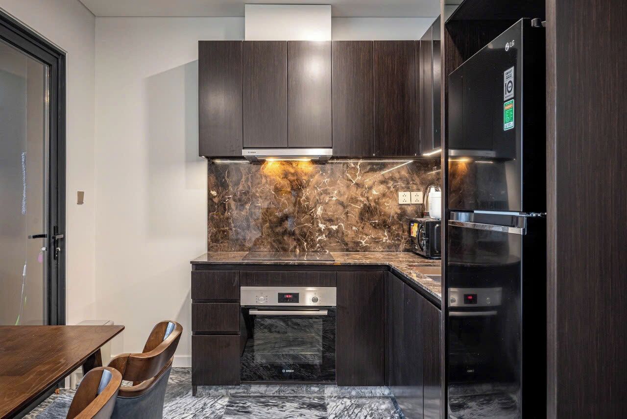 Apartamento Deluxe, 1 quarto, varanda, vista para o rio | Cozinha privada | Um frigorífico/congelador grande, um micro-ondas, um forno 