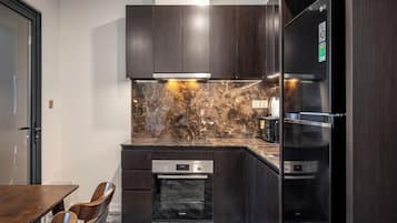 Apartamento Deluxe, 1 quarto, varanda, vista para o rio | Cozinha privada | Um frigorífico/congelador grande, um micro-ondas, um forno