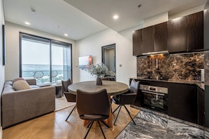 Apartamento Deluxe, 2 quartos, varanda, vista para o rio | Sala de estar | Televisor de ecrã plano de 49 polegadas com canais por cabo 