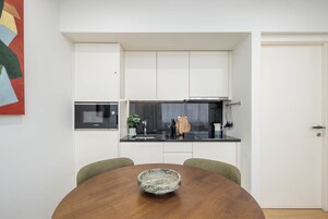 Estúdio Familiar | Cozinha privada | Uma cafeteira/bule, um frigorífico, um micro-ondas, um forno