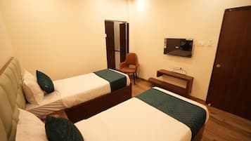 Quarto Twin Deluxe, Vista para a cidade | Ferro/tábua de engomar, Wi-fi grátis