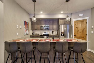 Condo, 2 quartos | Cozinha privada | Geladeira, fogão, cafeteira/chaleira, torradeira