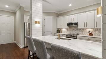 Apartamento em Condomínio Fechado, 2 quartos | Cozinha privada | Um frigorífico, um forno, uma cafeteira/bule, uma torradeira