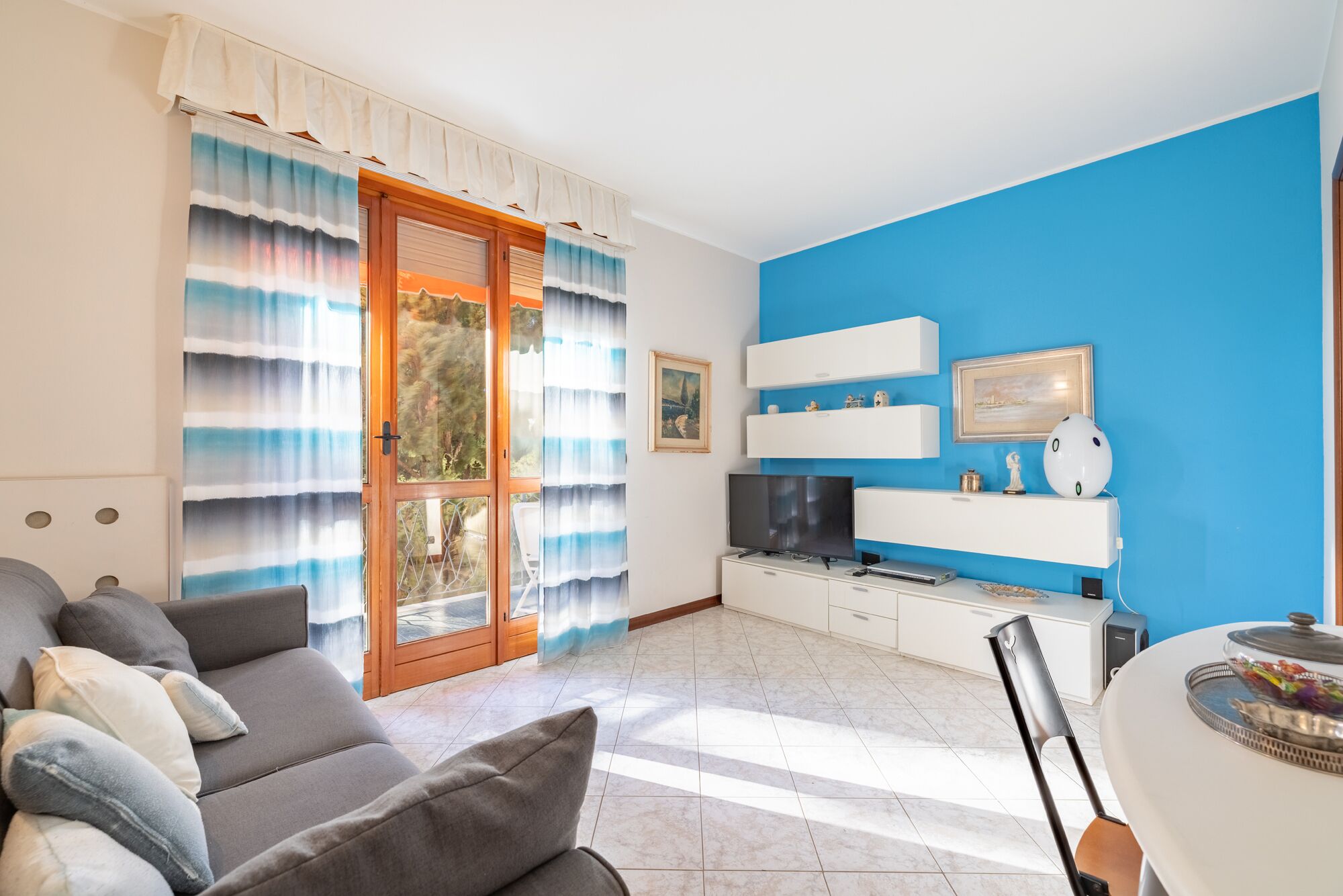 Apartamento básico, sacada | Área de estar | TV 35 cm com canais digitais