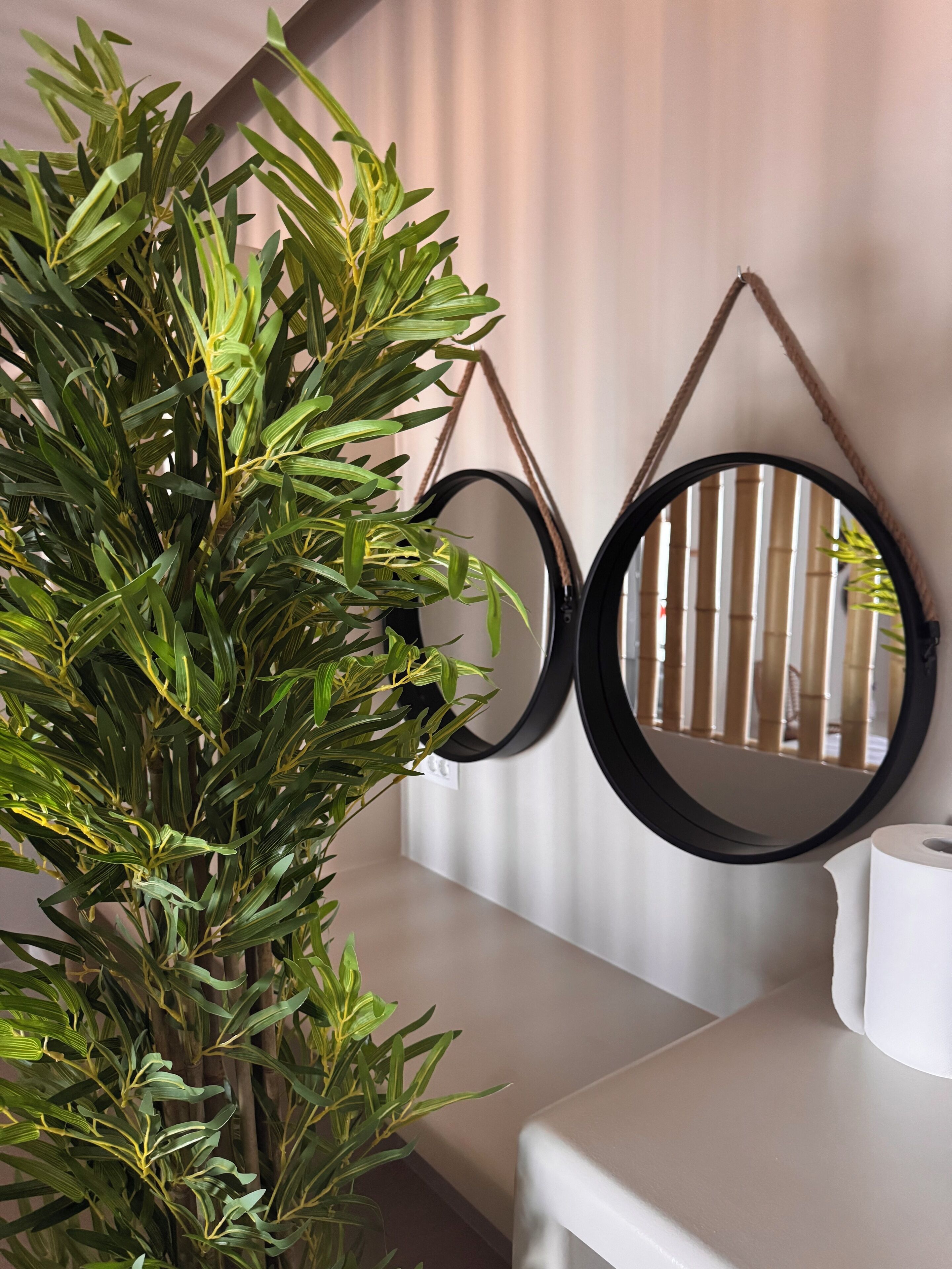 Suíte design, 1 cama Queen, vista parcial para o mar, no piso térreo | Cofres nos quartos, espaço de trabalho para notebook, cortinas blackout