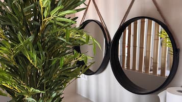 Suíte design, 1 cama Queen, vista parcial para o mar, no piso térreo | Cofres nos quartos, espaço de trabalho para notebook, cortinas blackout