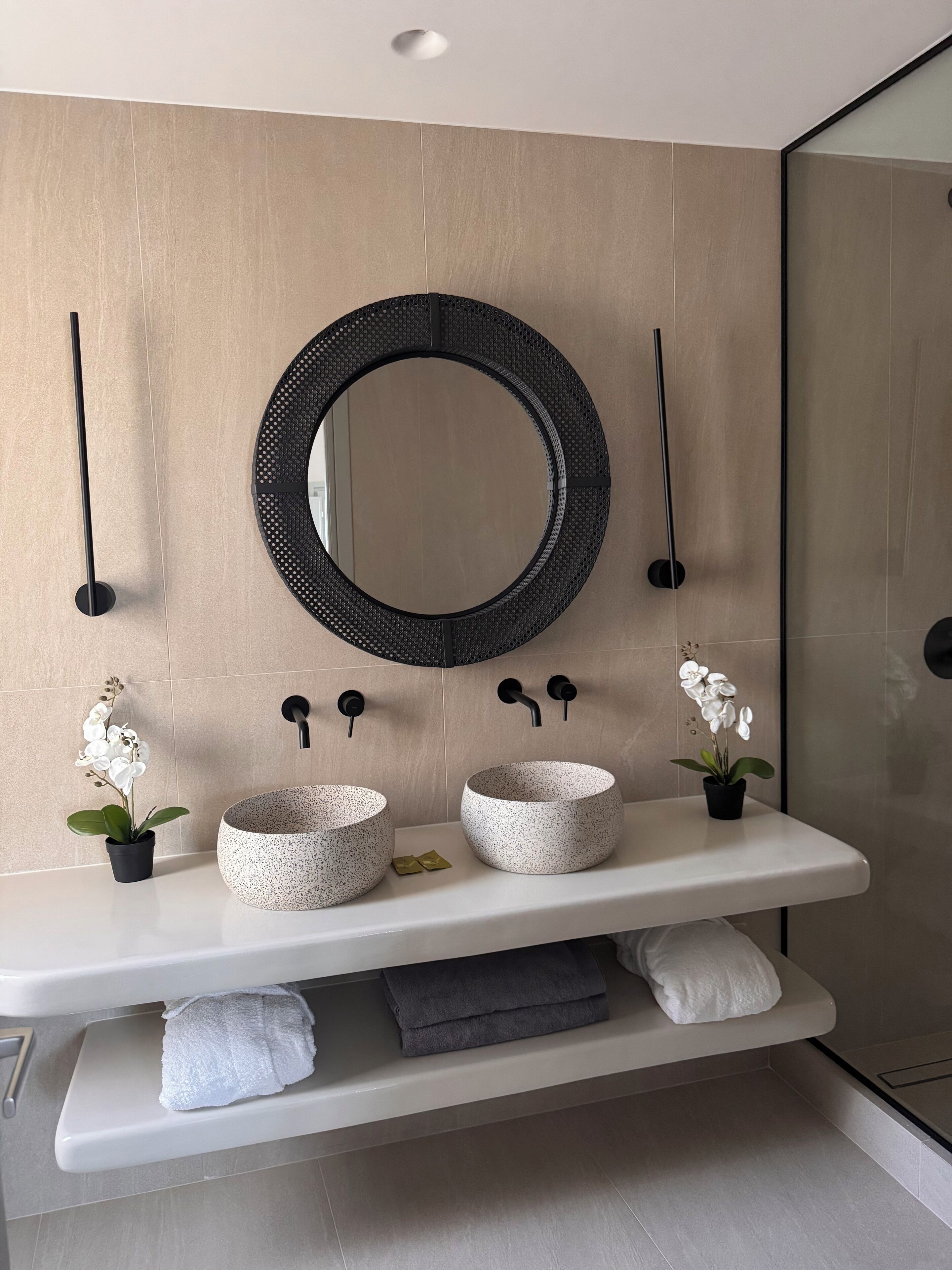 Suite Design, 1 cama queen-size, vista parcial para o mar, no rés do chão | Casa de banho | Um secador de cabelo, chinelos, toalhas fornecidas, sabão 