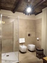 Chuveiro, produtos de toalete grátis, secador de cabelo
