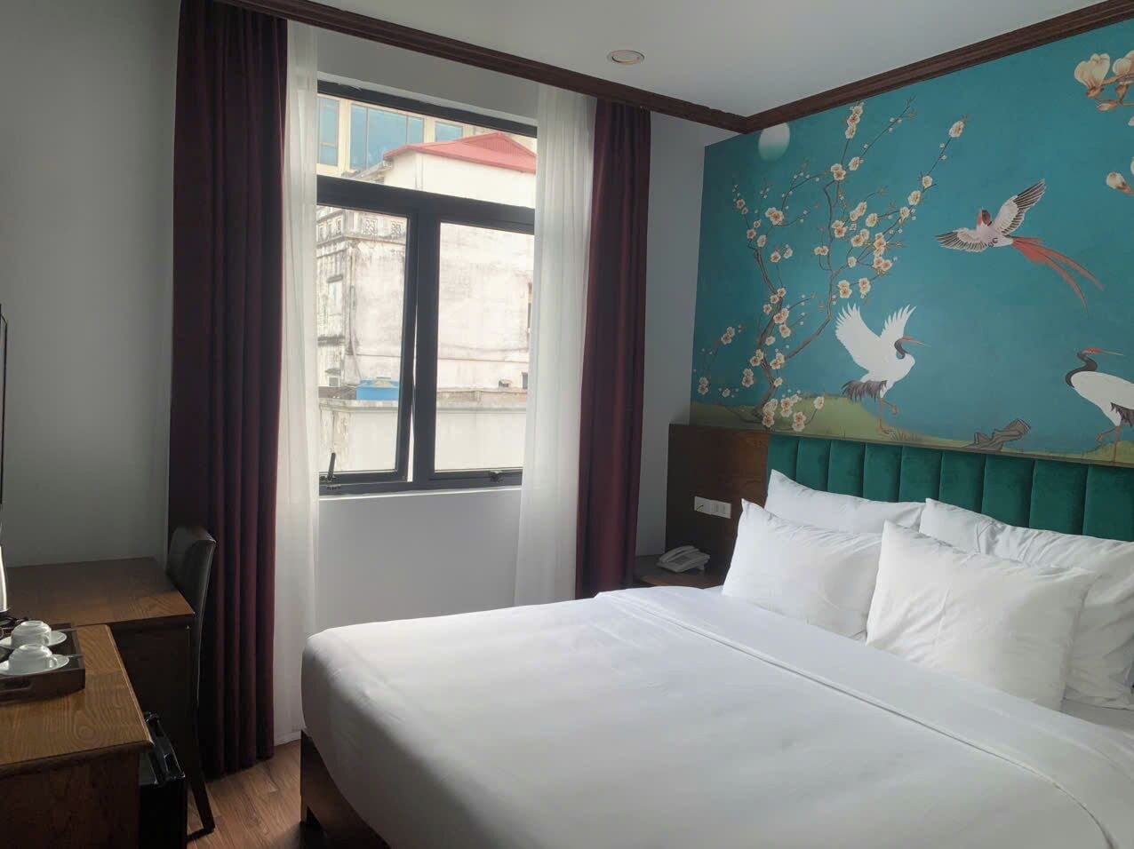 Quarto Deluxe, 1 cama king-size, casa de banho privativa, Vista para a cidade | Roupa de alta qualidade, edredões de penas, camas de colchão pillowtop 