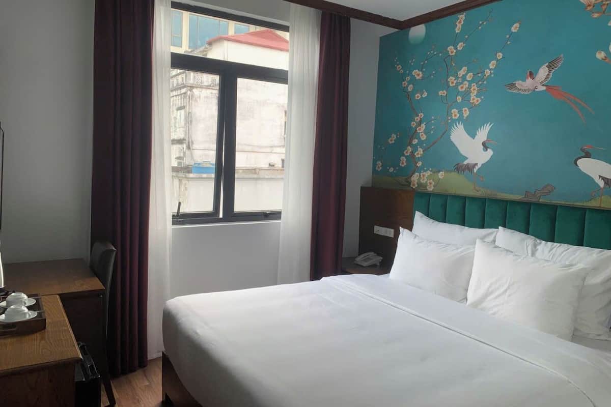 Quarto Deluxe, 1 cama king-size, casa de banho privativa, Vista para a cidade | Roupa de alta qualidade, edredões de penas, camas de colchão pillowtop