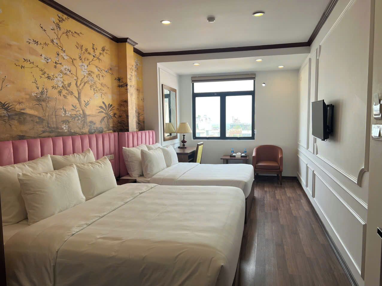 Quarto Quádruplo Premier, Vista para a cidade | Roupa de alta qualidade, edredões de penas, camas de colchão pillowtop 