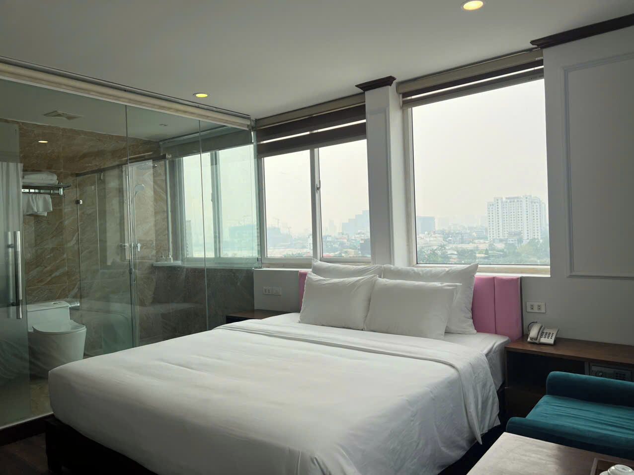 Quarto Duplo Júnior, 1 cama king-size, Vista para a cidade | Roupa de alta qualidade, edredões de penas, camas de colchão pillowtop 