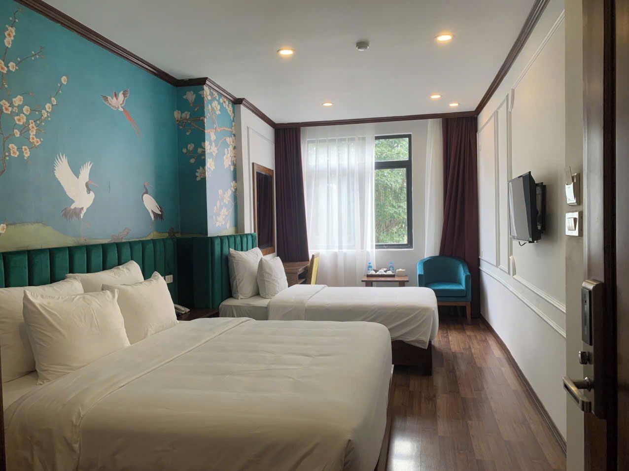 Quarto Triplo Deluxe, várias camas, Vista para a cidade | Roupa de alta qualidade, edredões de penas, camas de colchão pillowtop 