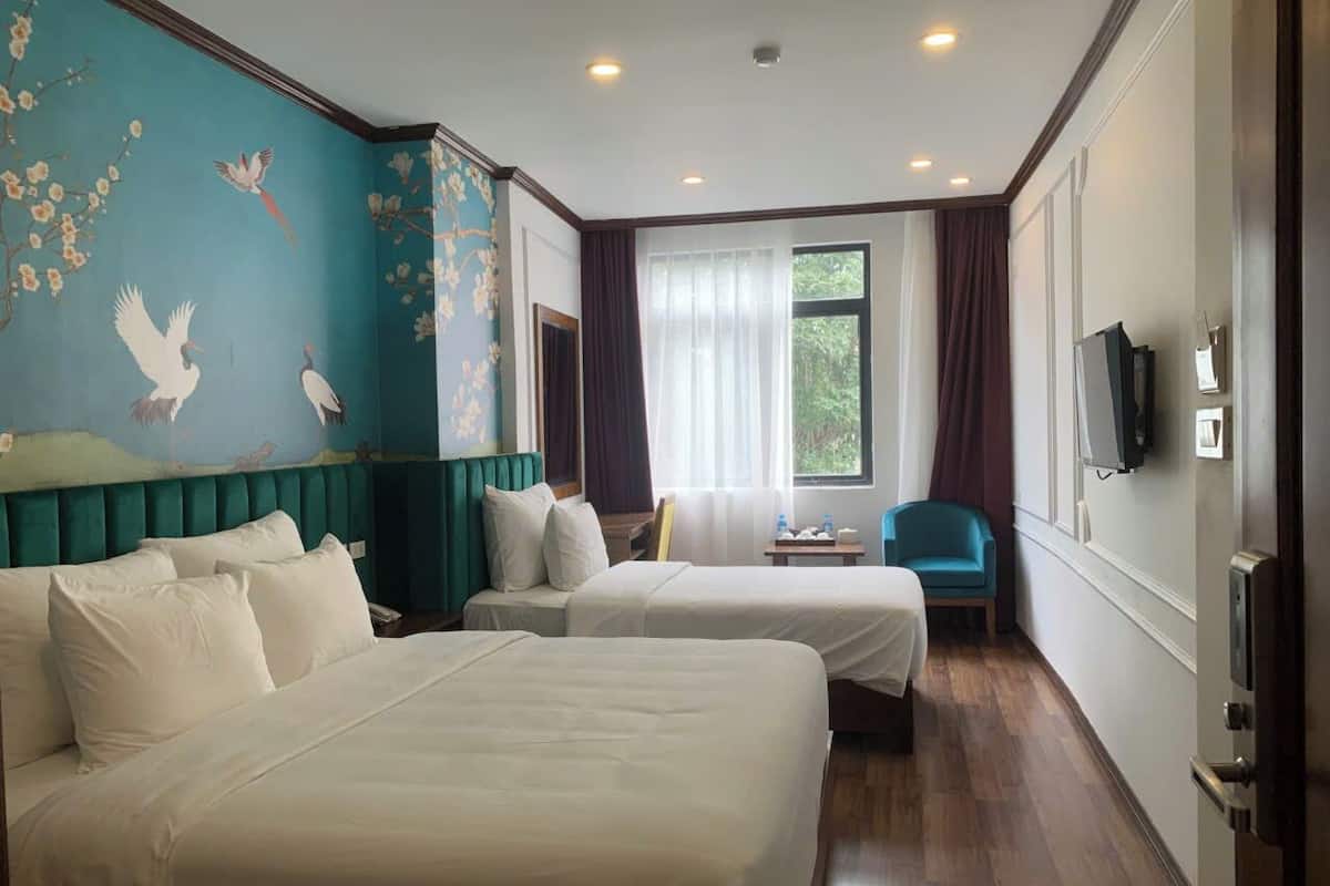 Quarto Triplo Deluxe, várias camas, Vista para a cidade | Roupa de alta qualidade, edredões de penas, camas de colchão pillowtop