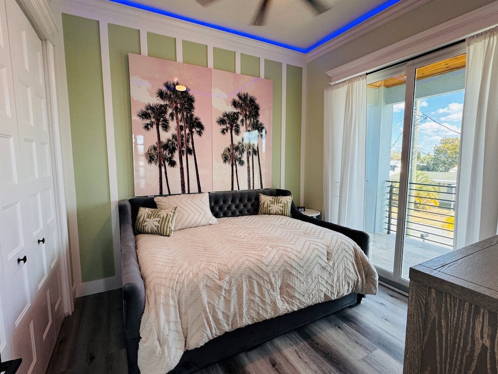 New Home OnCanal/kayaks/Pool/Huge Bath Tub/Gym - Aktuelle Bewertungen ...