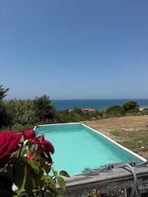 Quarto casal standard, vista para o jardim | Piscina | Piscina externa sazonal, espreguiçadeiras