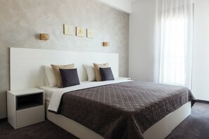 Quarto Duplo Superior, varanda | Com decoração personalizada, secretária 