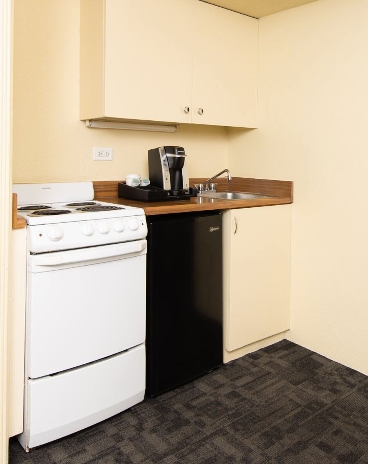 Just What You Were Looking For! Sky View Unit With Kitchen, Outdoor Pool - Honolulu