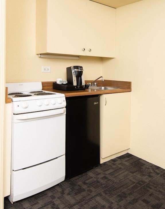 Just What You Were Looking For! Sky View Unit With Kitchen, Outdoor Pool - Honolulu