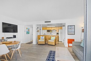 Apartamento em Condomínio Fechado, 1 cama queen-size e sofá-cama, terraço (Seaward D-102) | Sala de estar