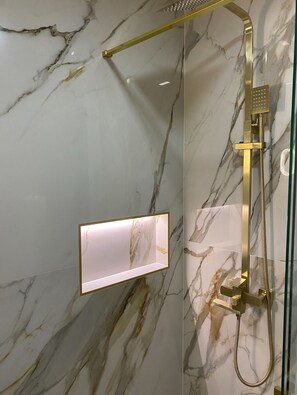 Apartamento, 2 quartos | Banheiro | Chuveiro, secador de cabelo, toalhas de banho, sabonete