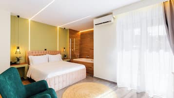 Deluxe Suite with Hot Tub | Cofre no quarto, secretária