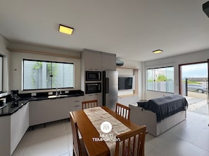 Casa Premium | Cozinha privada | Um frigorífico, um micro-ondas, utensílios de cozinha, mesas de jantar 