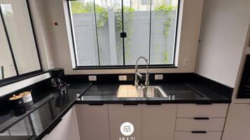 Casa Premium | Cozinha privada | Um frigorífico, um micro-ondas, utensílios de cozinha, mesas de jantar