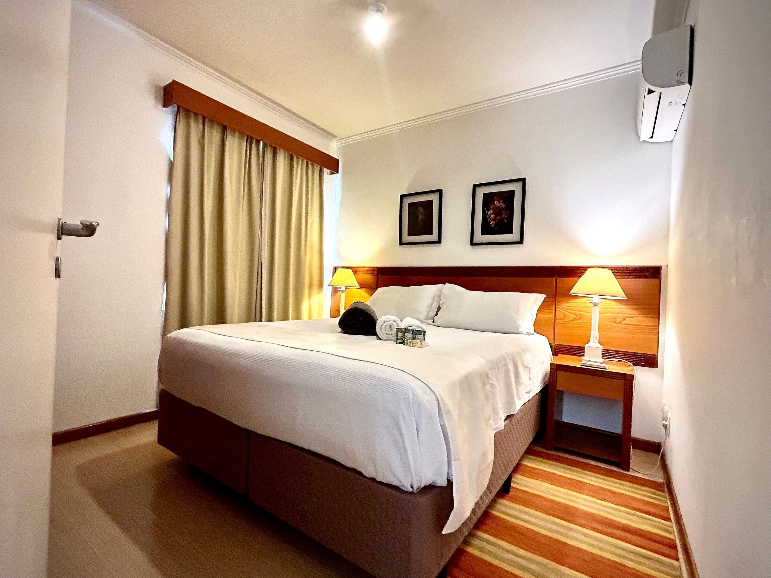 Apartamento | Espaço de trabalho para notebook, cortinas blackout