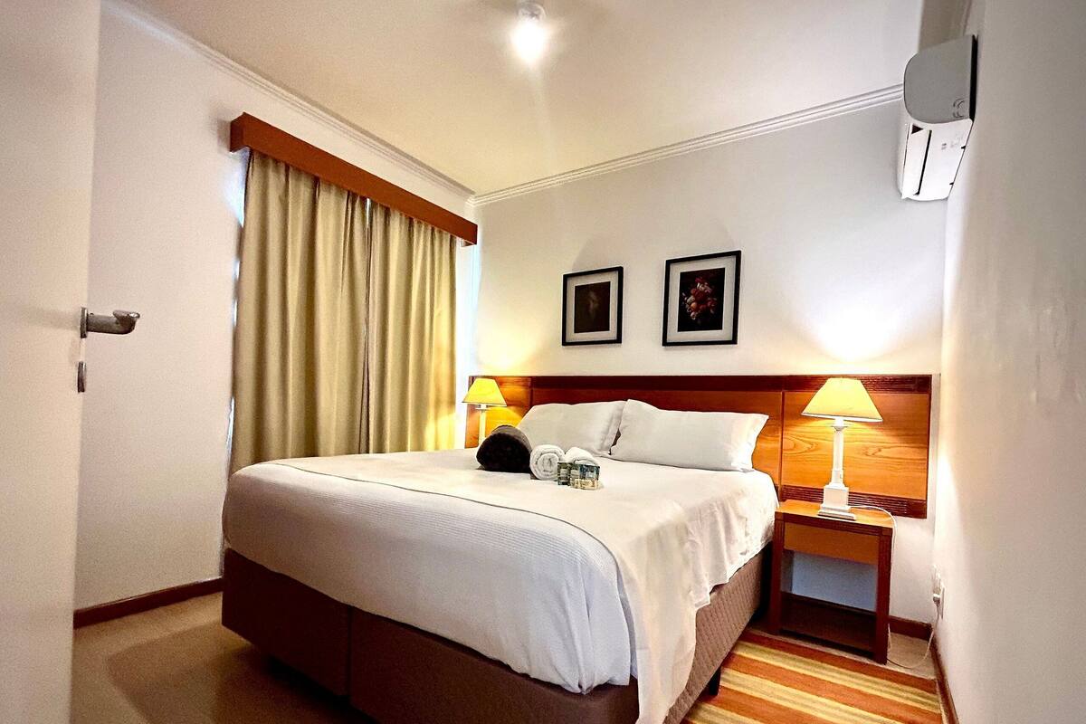 Apartamento | Espaço de trabalho para notebook, cortinas blackout