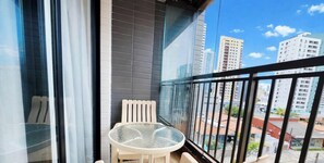Apartamento conforto | Opções para refeição ao ar livre