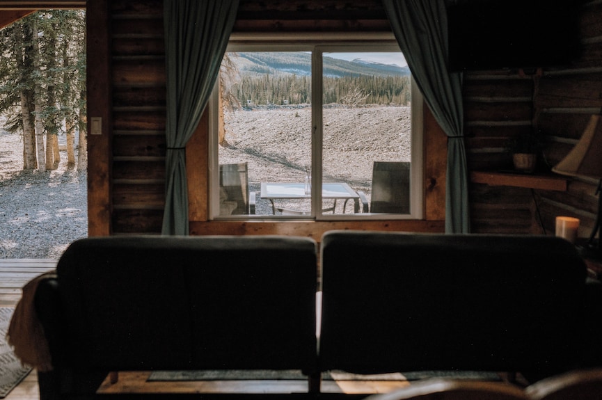 Cedar Cabin: Sleeps 4 | Queen Bed | Mountain Views - Alberta